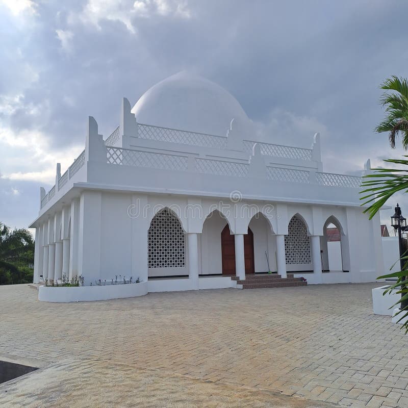 White Mosque Maqam stock image. Image of kubah, maqam - 266842401