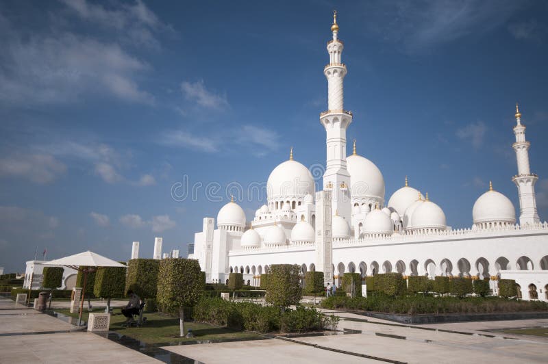 White Mosque editorial photography. Image of arabian - 90984717