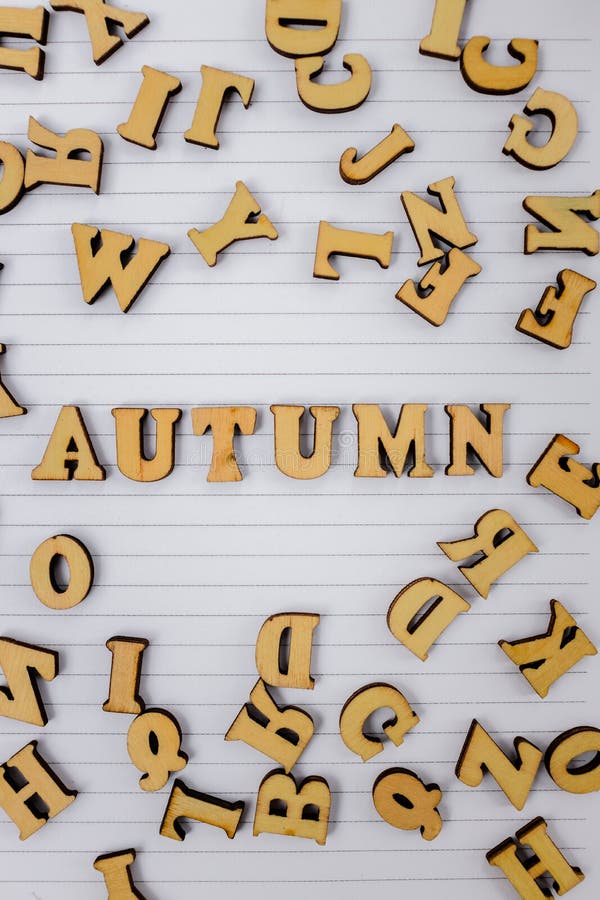 White Notebook Com Letras De Madeira Espalhadas E a Frase Outono, Vista ...