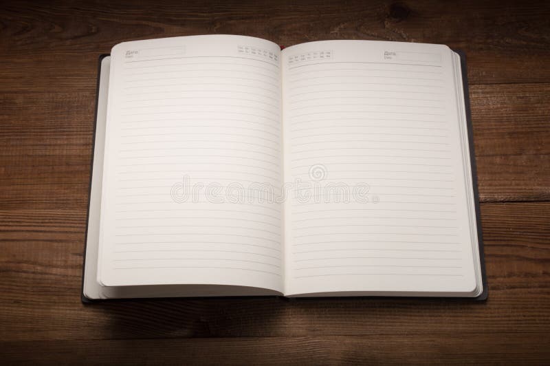 White Pages Del Blocco Note Sulla Tavola Di Legno Immagine Stock ...