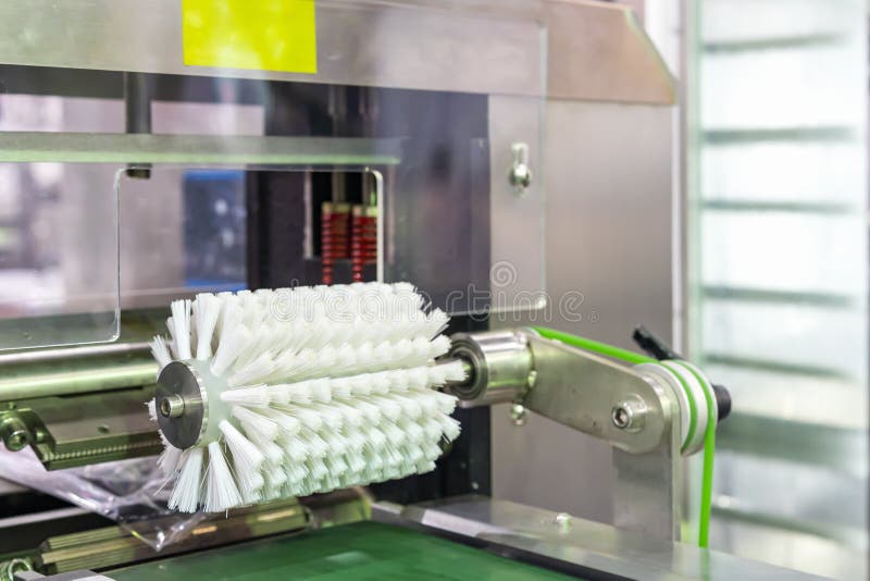 White Pp Roller Brush on Machine Over Bent Conveyor Component for ...