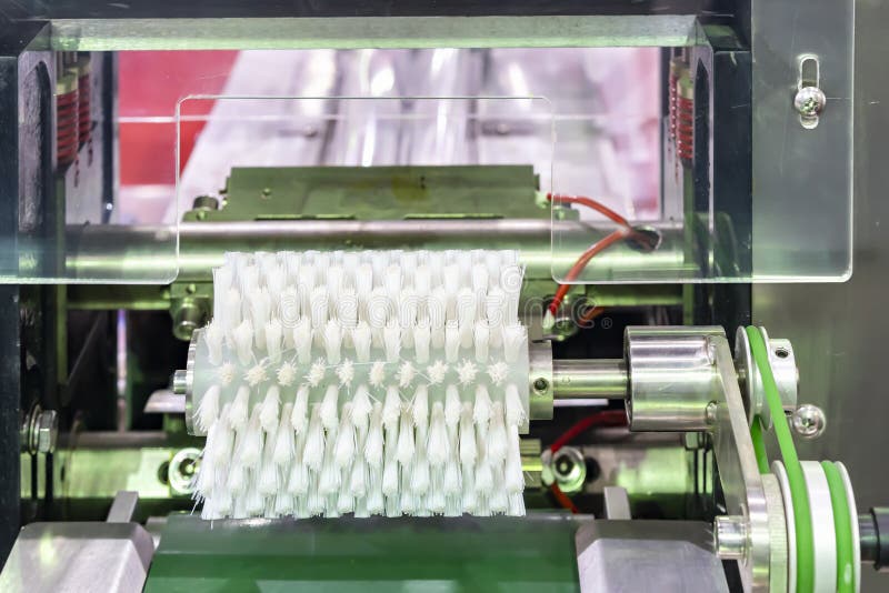 White Pp Roller Brush on Machine Over Bent Conveyor Component for ...