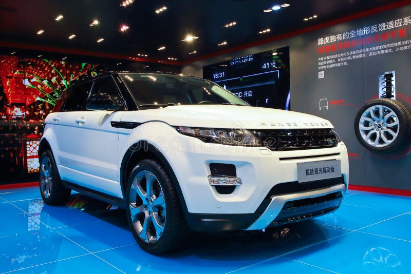 White Range Rover suv editorial photography. Image of driving - 18118017