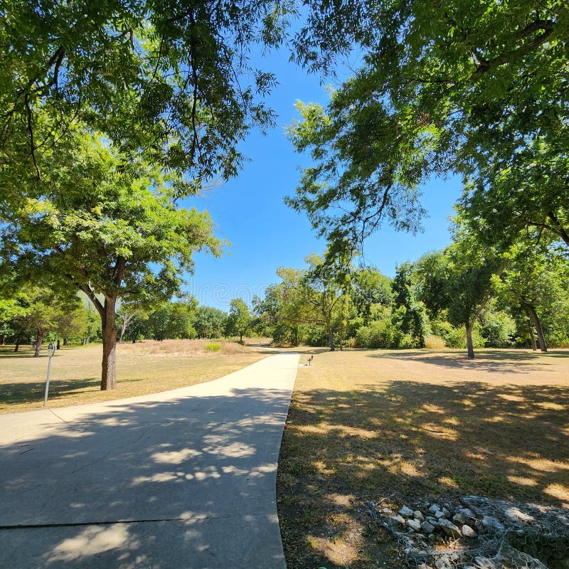 White Rock Trail at Harry S Moss Park in Dallas, Texas Editorial Stock ...