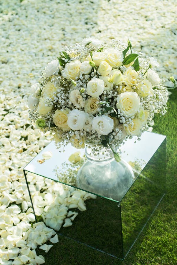 White Rose Flower Bouquet in Bundle Shape for Bridal in Wedding Stock ...