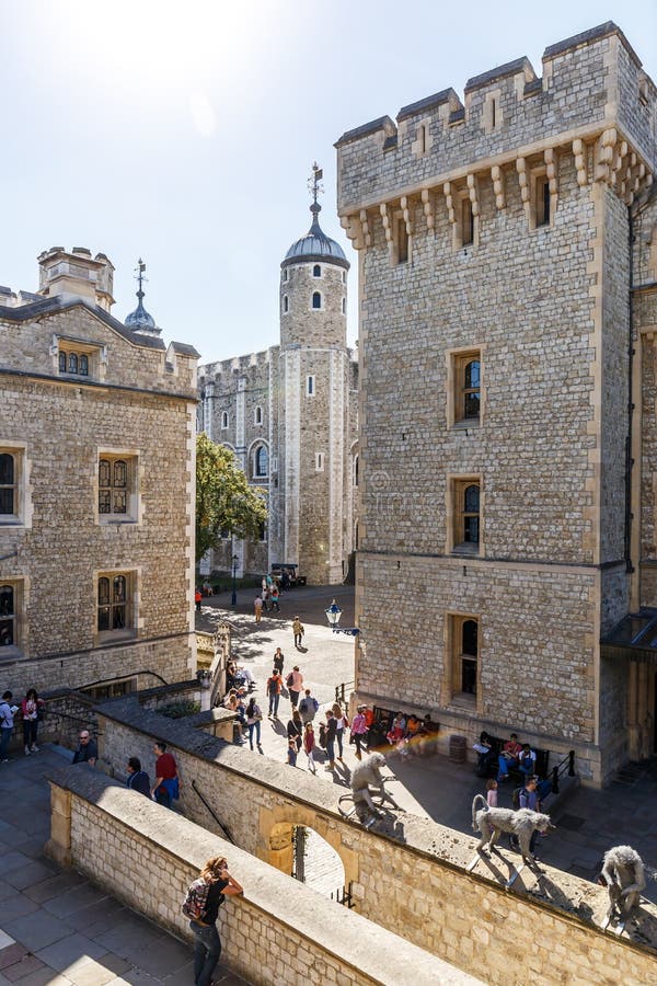 White Tower of TOwer of London Editorial Photo - Image of flag, england ...