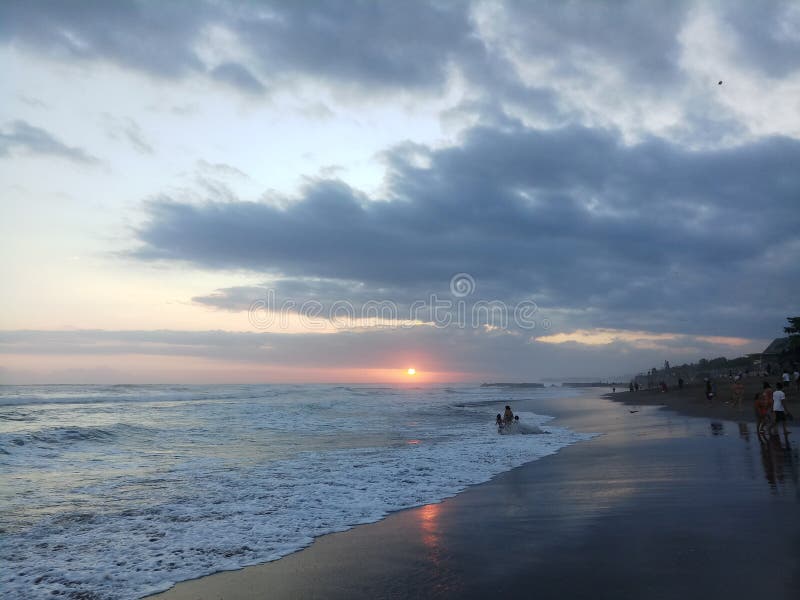White wave sunset editorial stock image. Image of dusk - 209554109
