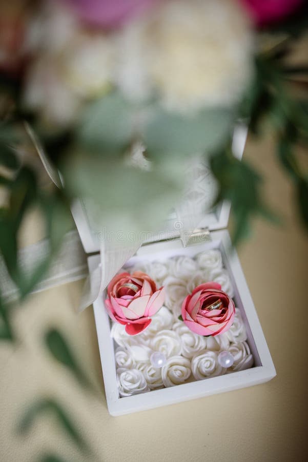White Wooden Box with Two Roses with Wedding Rings Stock Photo - Image ...