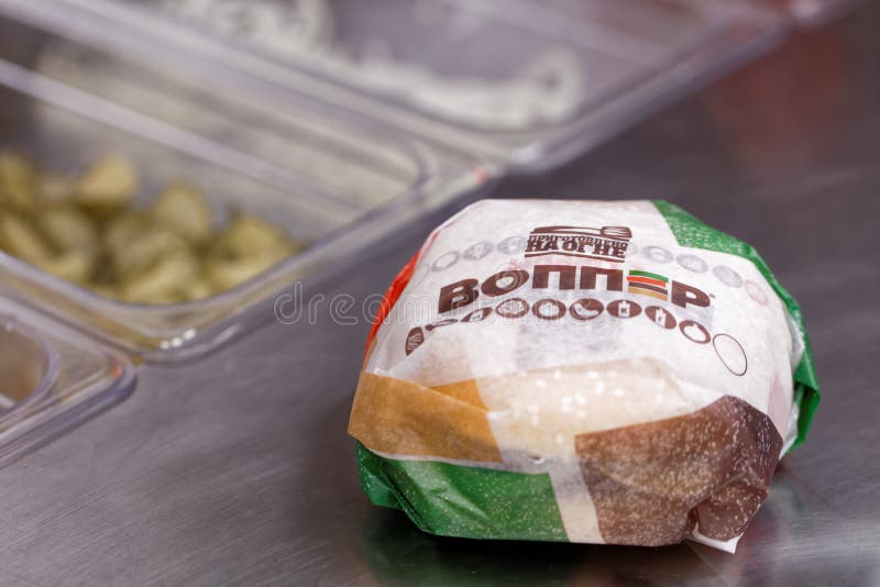 Whopper foto editorial. Imagen de emparedado, primer - 105158246