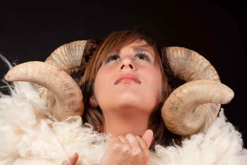 Herbstfrau auf Pelzdecke stockfoto. Bild von leute, federn - 20621628