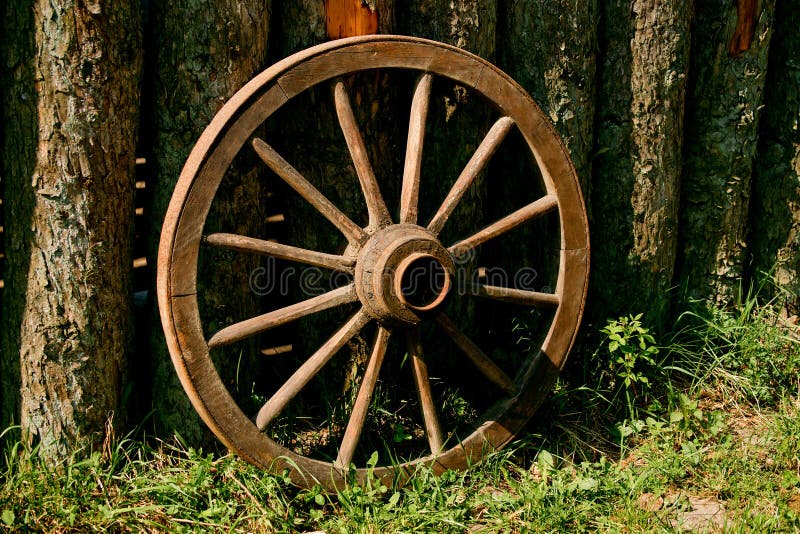 Oude houten kar - wiel stock afbeelding. Image of bruin - 11898007