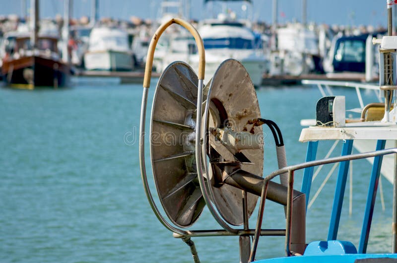 Wiel Om Netto Visserij Te Hijsen Stock Foto - Image of boot, uitrusting ...