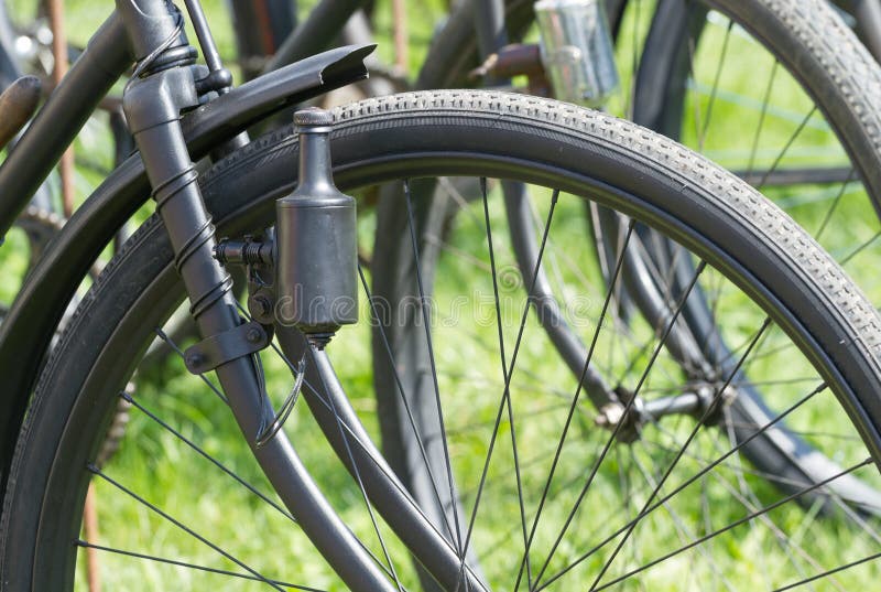 Oude Fietsdynamo in Bijlage Op Geel Fietskader Stock Foto - Image of ...