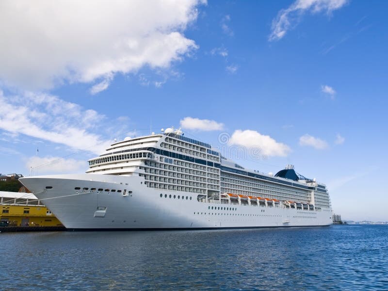 Wielki Statku Wycieczkowego Prom Z Turystami Podr??uje Powstrzymywanie ...