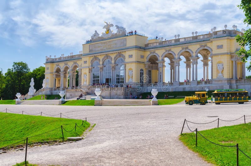 Wien-schonbrunn Garten redaktionelles stockbild. Bild von karl - 100497084