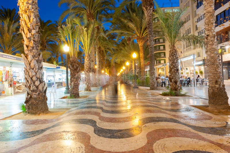 Wiggly Patterns of Explanada at Night Long Exposurewith Blurred ...