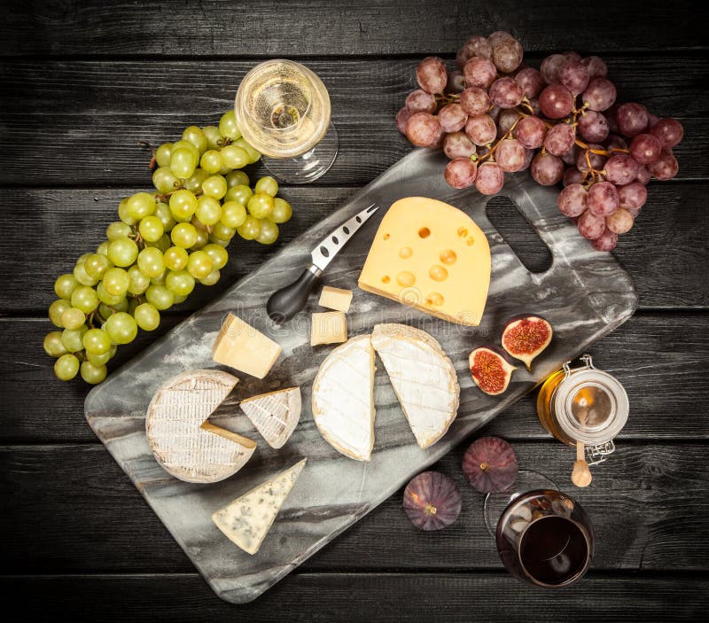 Stilleven met wijn en kaas stock foto. Image of drank - 12429944