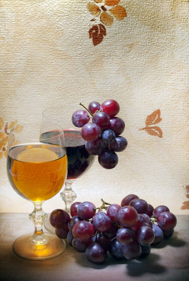 Wijn Rood En Wit Met Druiven Stock Foto - Image of grunge, vloeistof ...