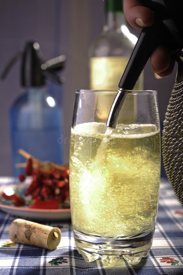 De Koeldrank Met Ijs, Citroen En Munt Stock Afbeelding - Image of ...