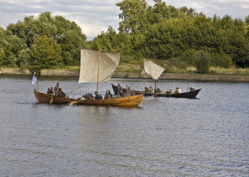 Wikinger Auf Boot, Historisches Festival Redaktionelles Stockbild ...