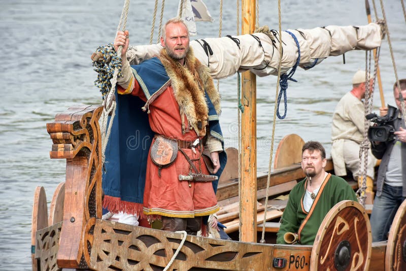 Der Turm Mit Den Wikingern, Die Entlang Die Felsige Küste Segeln ...