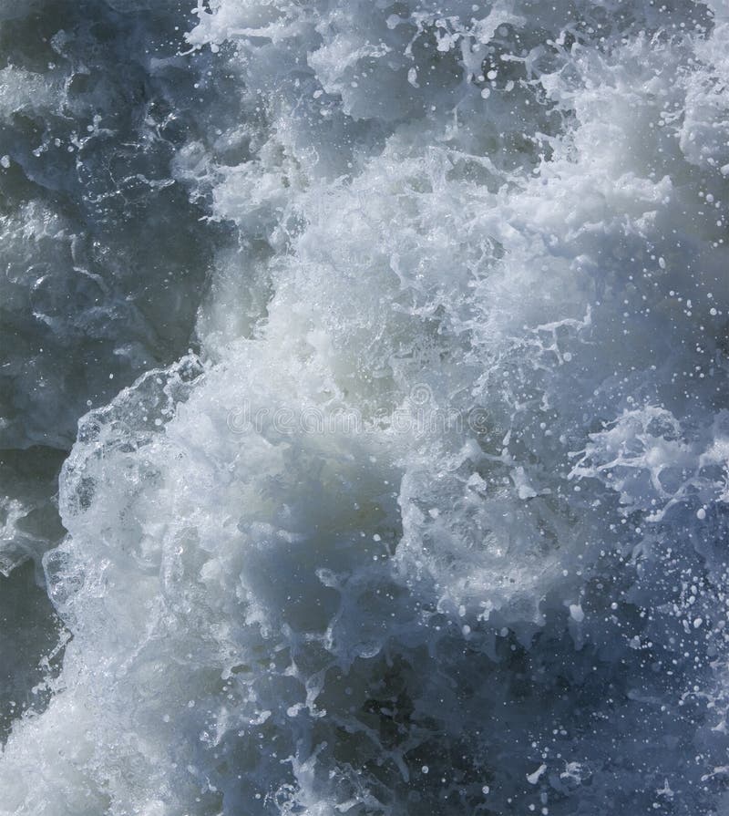 Wild water in de rivier stock afbeelding. Image of lopen - 70894003