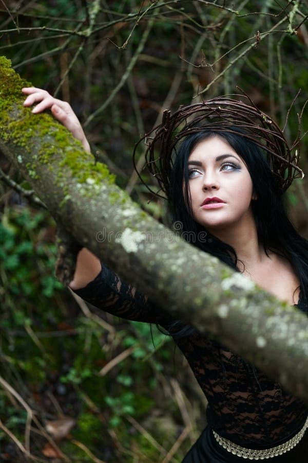 Portret van een bosnimf stock foto. Image of brunette - 34145834