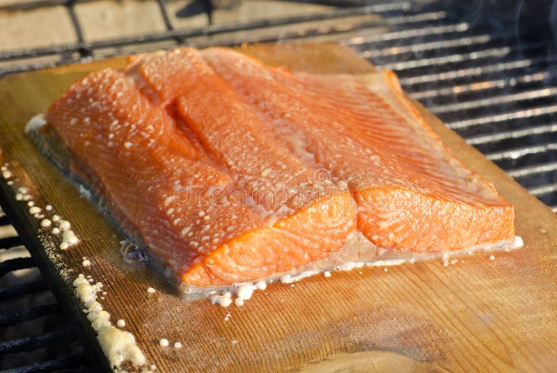 Wilde Zalm Op Cederhouten Plank Boven De Barbecue Stock Afbeelding ...