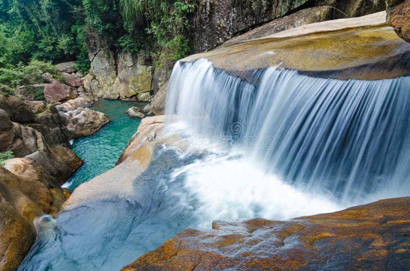 Wilderniswaterval Met Stromend Water, Grote Rotsen Stock Afbeelding ...