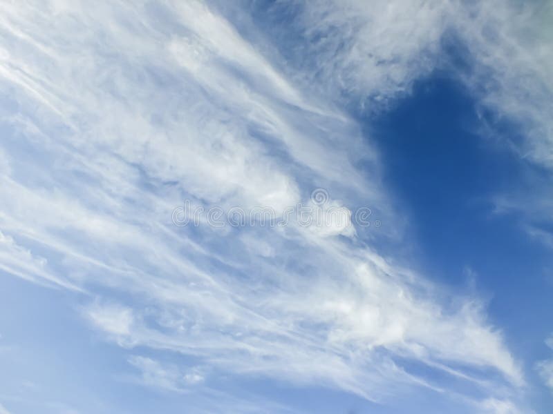 Wind-blown Cloud on a Blue Sky Stock Image - Image of vento, alto ...