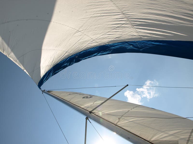 Wind in Den Segeln Auf Segelboot Stockfoto - Bild von segel, segeln ...