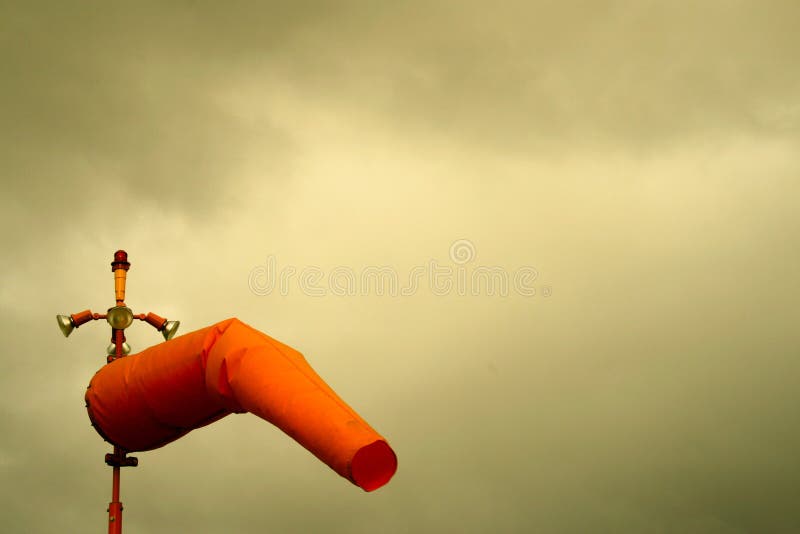 Orange Windsock stockfoto. Bild von verdunkeln, wind, dunkel - 2302334
