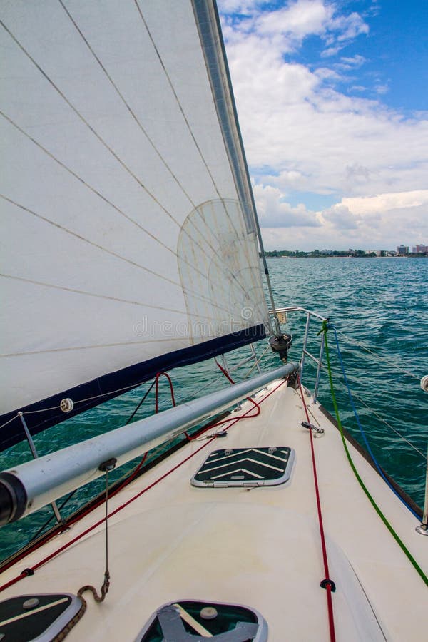 Segeln In Den Wind/in Das Tageslicht Stockbild - Bild von rennen, mast ...