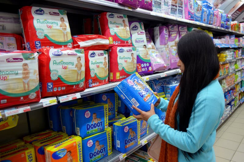 Junge Frau, Die Windeln In Einem Supermarkt Betrachtet Stockfoto - Bild ...