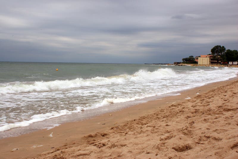 Winderig weer op strand stock afbeelding. Image of overzees - 14884419