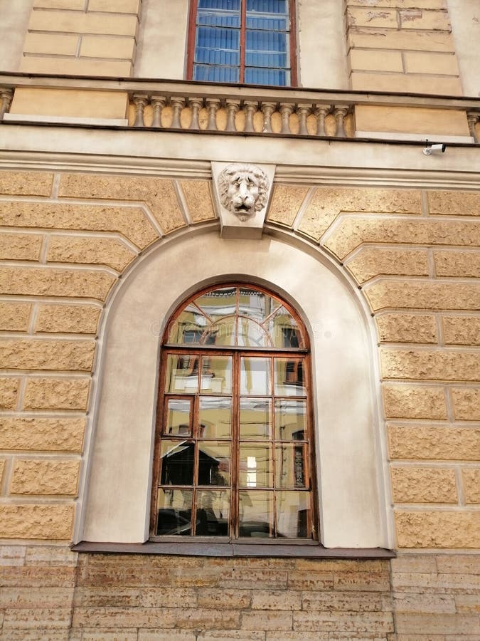 H Arch and Bas-relief of Lion`s Head Stock Image - Image of facade ...