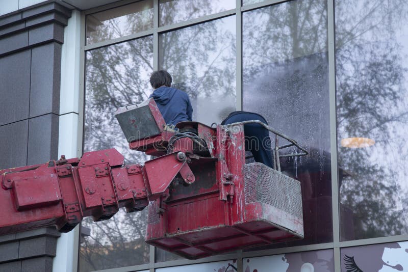 Window Washing on a High-rise Building Using a Hydraulic Tower ...