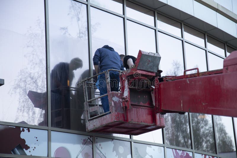 Window Washing on a High-rise Building Using a Hydraulic Tower ...