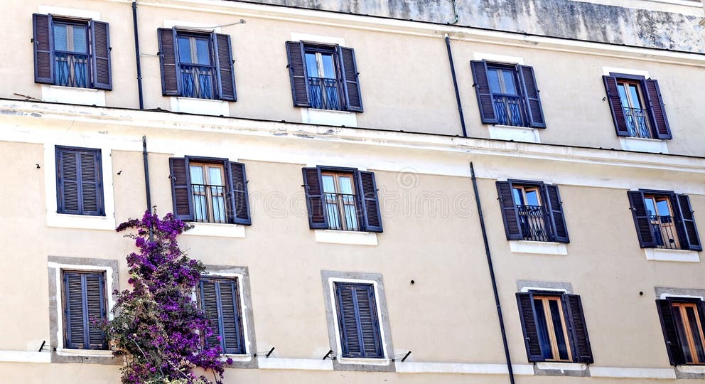 Windows fotografia stock. Immagine di finestre, palazzo - 92708568