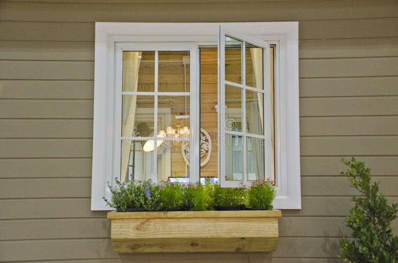 Windows fotografia stock. Immagine di finestre, palazzo - 92708568