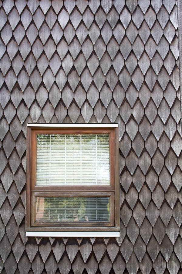 Windows En Cedar Shake Siding Foto de archivo - Imagen de extremo ...