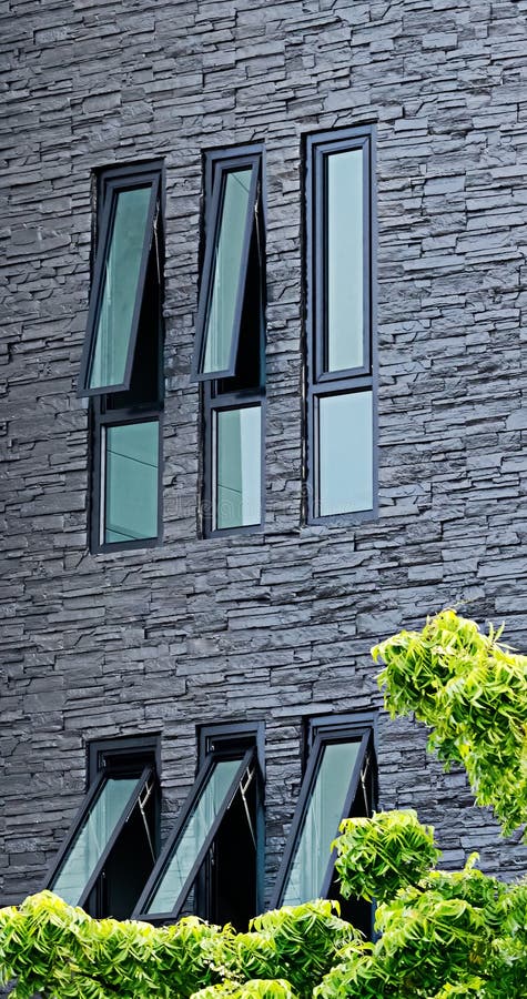 Windows En El Edificio De Ladrillo Negro Foto de archivo - Imagen de ...