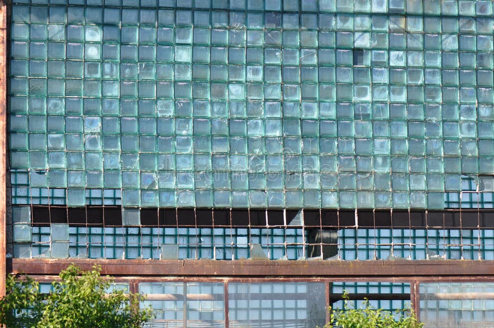 Windows quebrado imagen de archivo. Imagen de ladrillo - 117088513