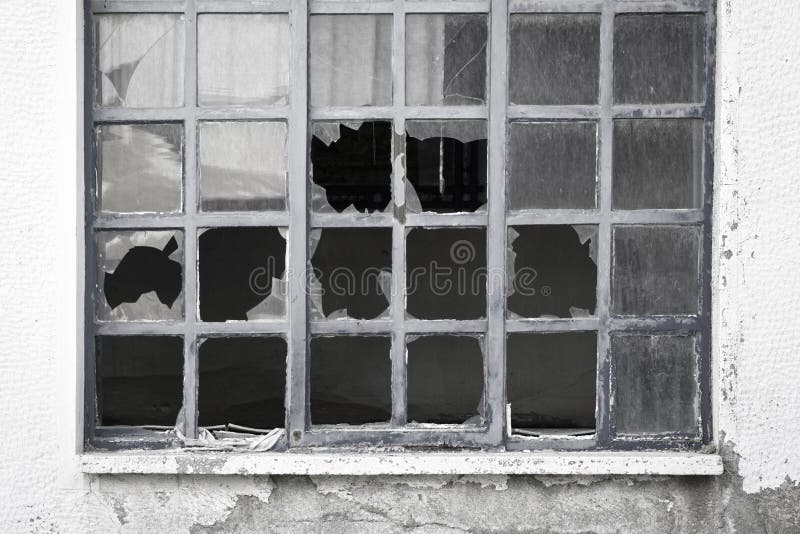 Ventana Rota En Una Vieja Casa Abandonada Foto de archivo - Imagen de ...