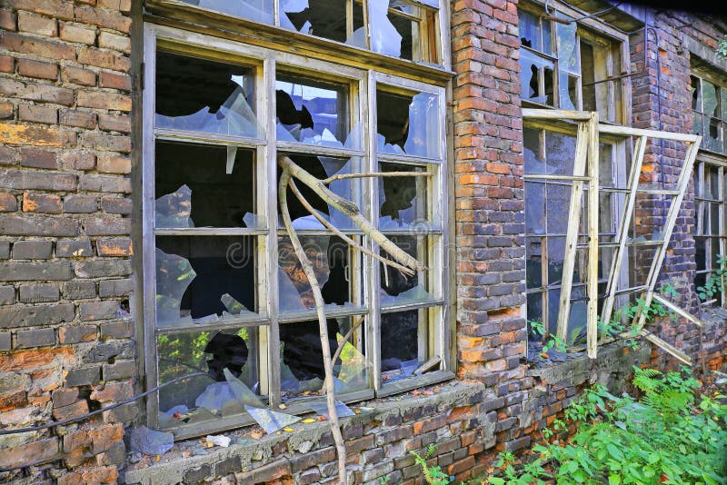 Pared de ladrillo quebrada imagen de archivo. Imagen de sucio - 32081955