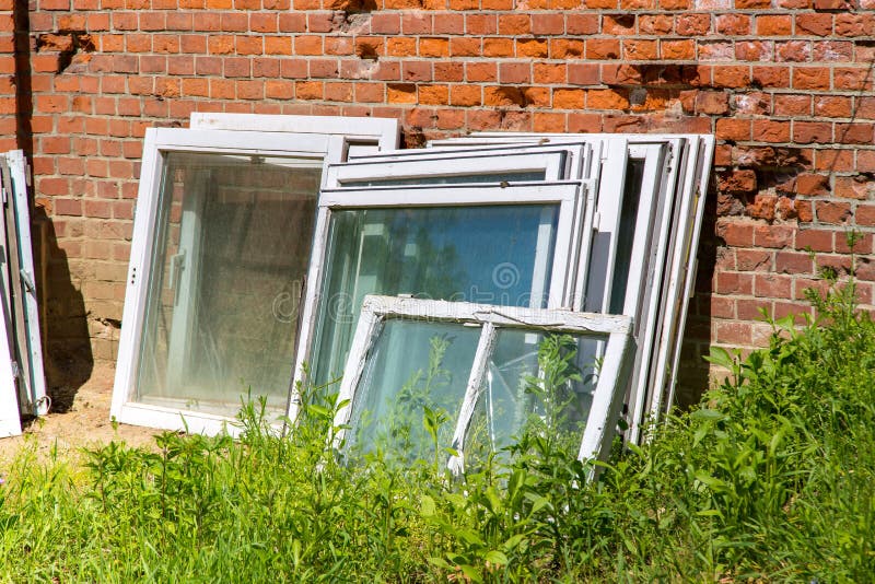 Vidrio Quebrado Juntado En Fondo Negro Imagen de archivo - Imagen de ...
