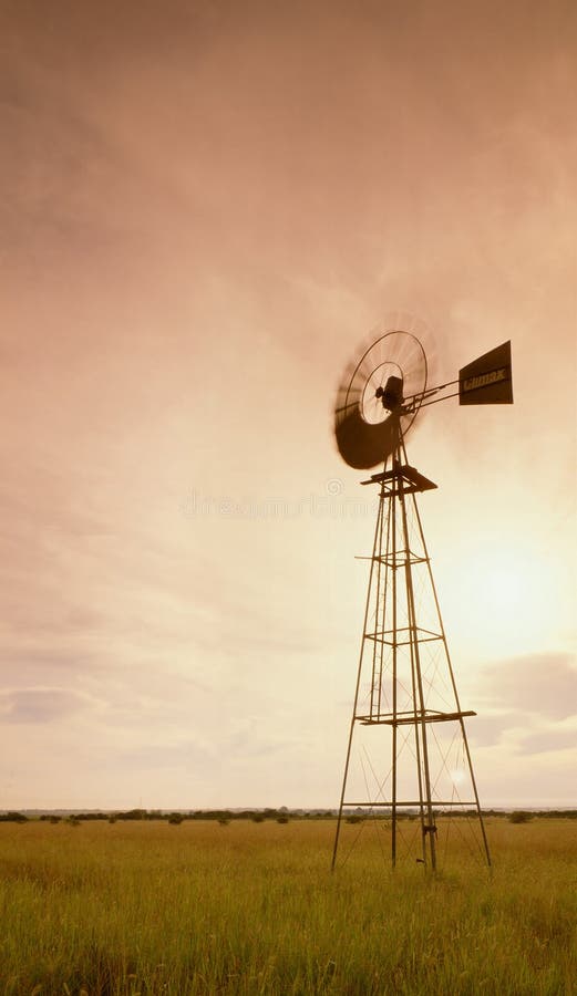 Einzelne Alte Historische Windrad Oder Die Windpumpe, Die Vom Holz Und ...