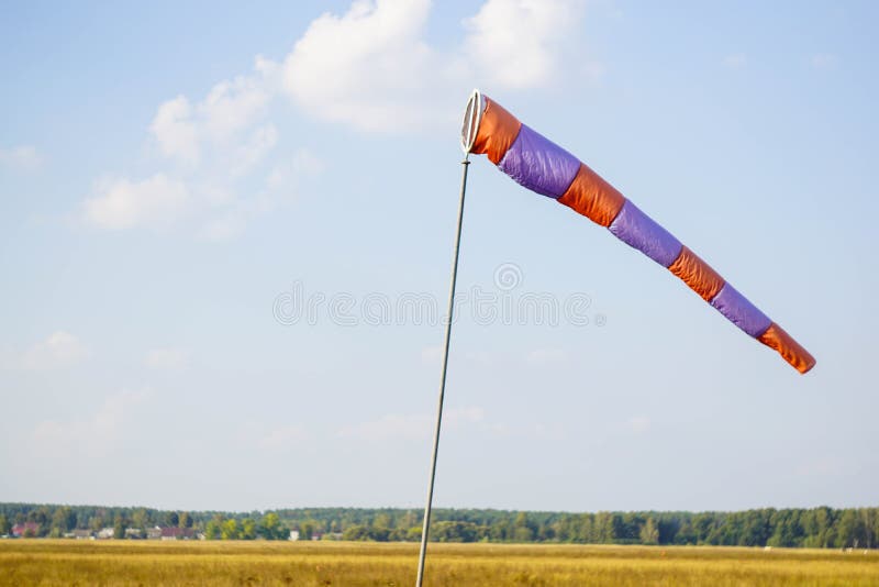 De Richtingsteken Van Het Luchtgebied En Een Windkracht Windsock Tegen ...