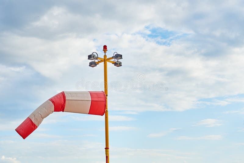 Windsok. Indicator Van Een Blaaswind Tegen Troebele Hemel Stock ...