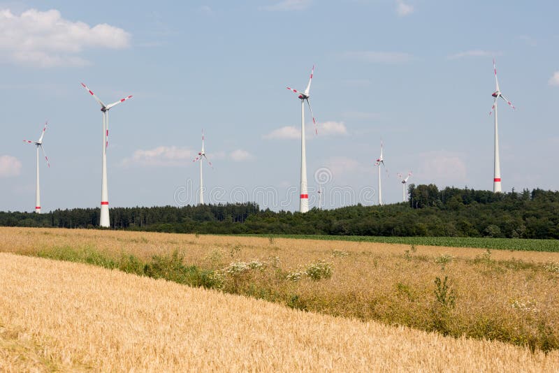 Windturbinen Im Ackerland Von Deutschland Stockbild - Bild von frech ...